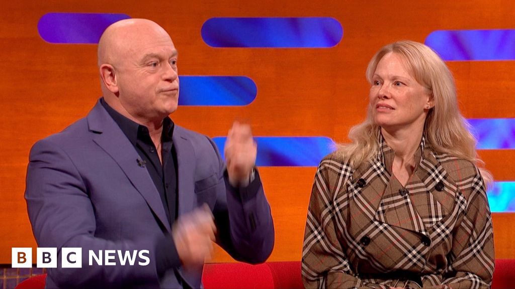 Explaining the EastEnders 'duff duff' to Pamela Anderson - BBC News