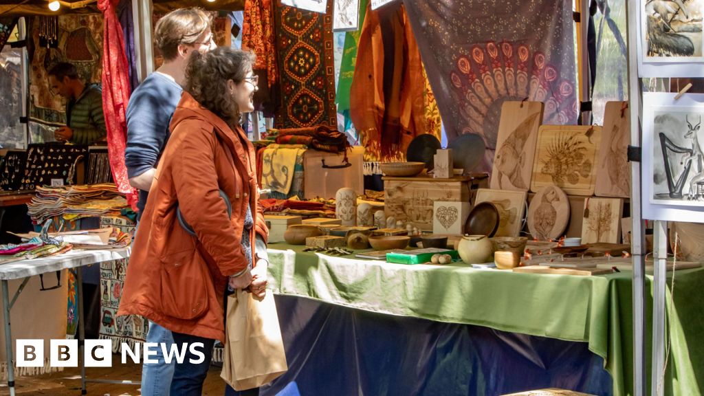 Oxford's Gloucester Green Market expands initiative for artists - BBC News