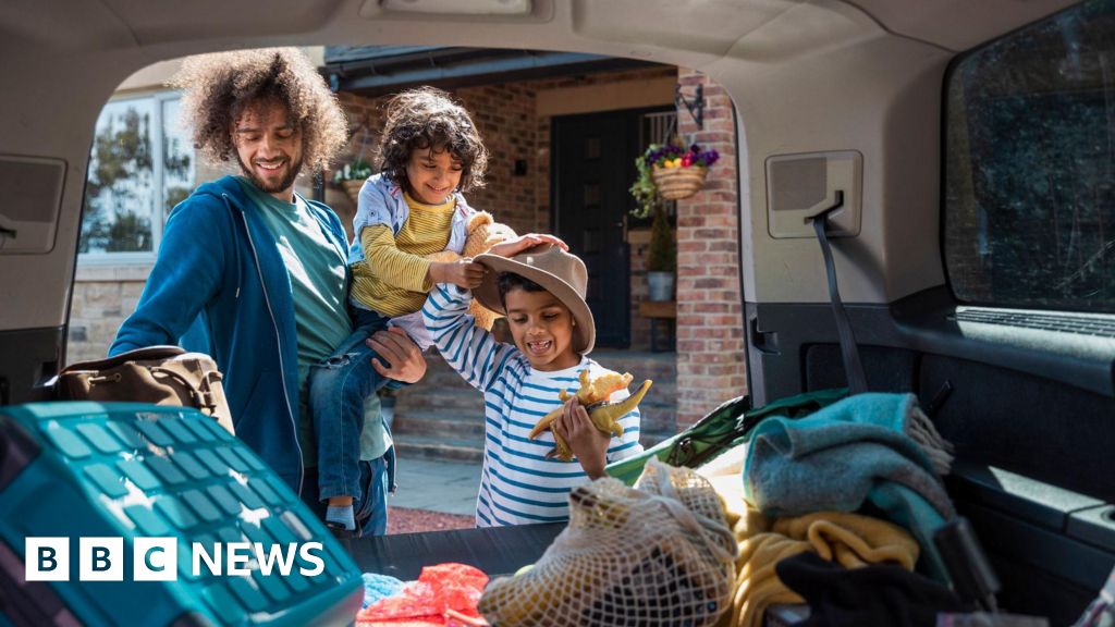 South East: Rail passengers urged to plan Easter travel - BBC News