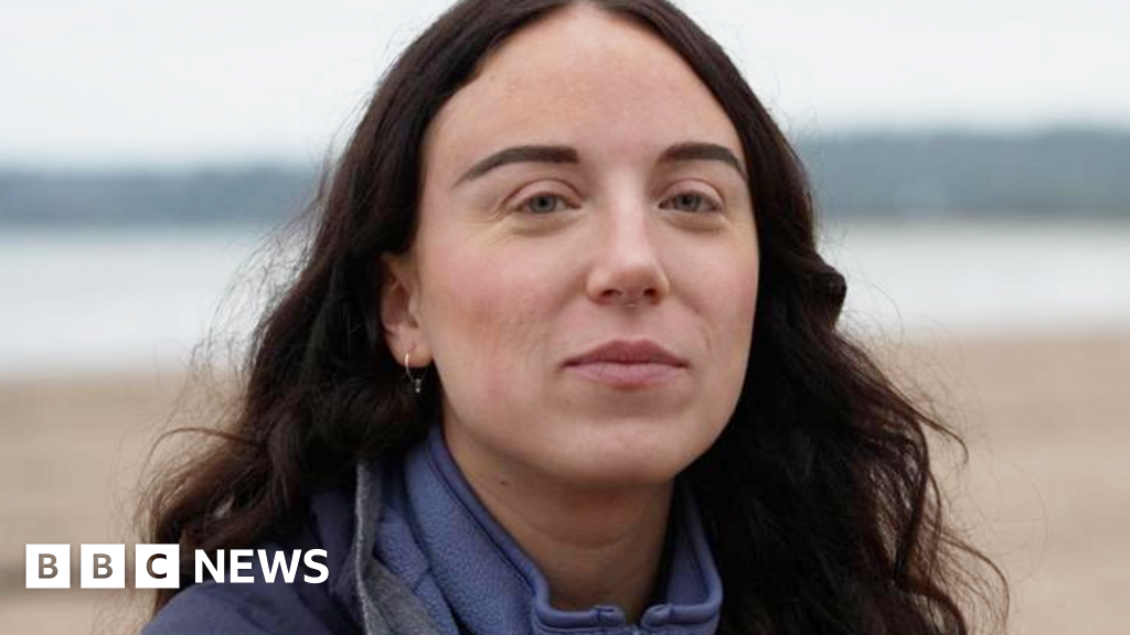 Bumble: Can dating apps help us make more friends? - BBC News