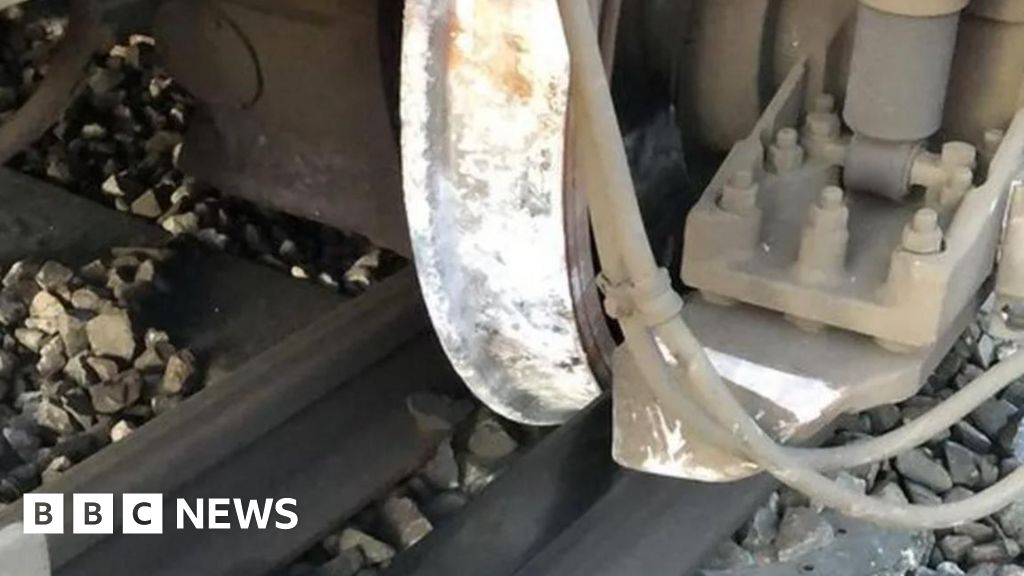 Surrey train derailment caused by scrap rail - Network Rail - BBC News