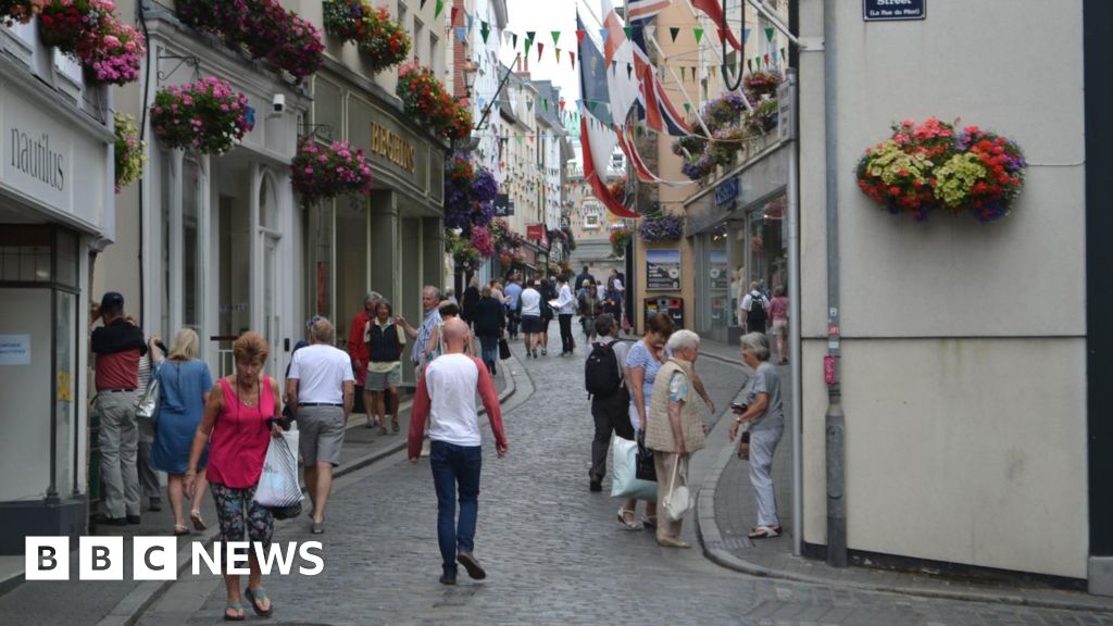Guernsey u﻿nemployment levels at lowest since 2008 - BBC News