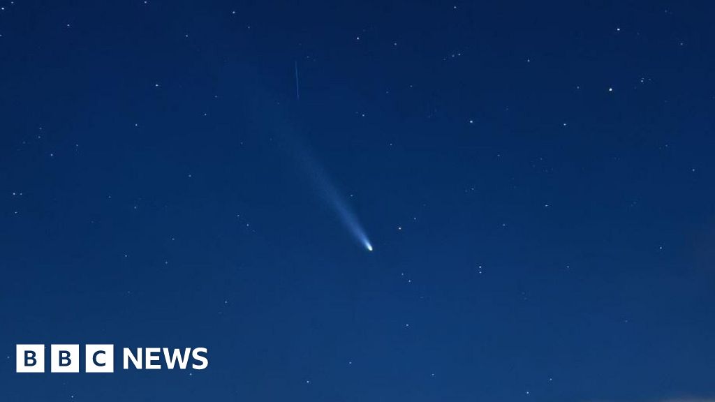 Shropshire: Dash not to miss once-in-a-lifetime comet snap - BBC News