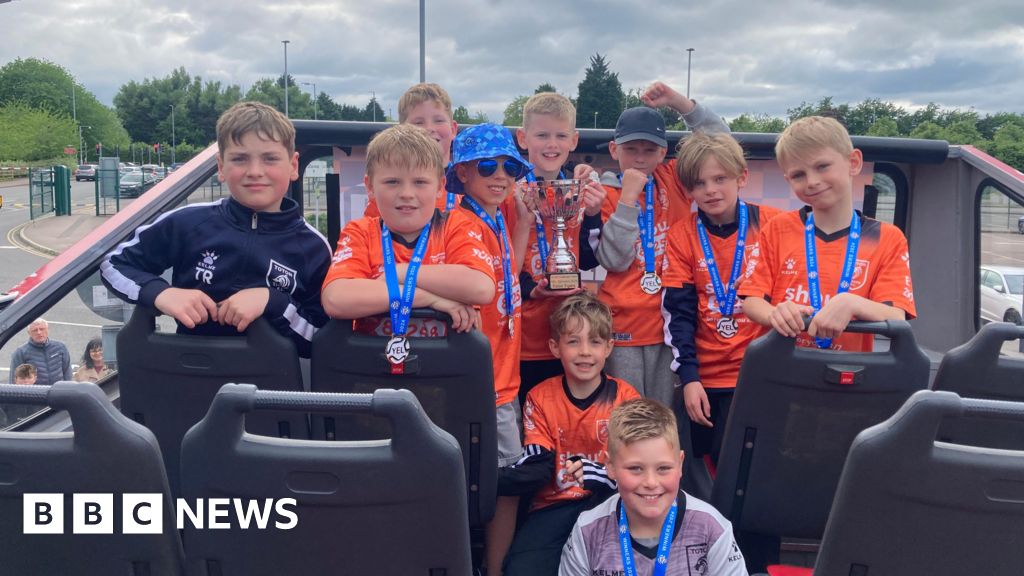 Open-top bus parade celebrates Toton youth teams' success - BBC News