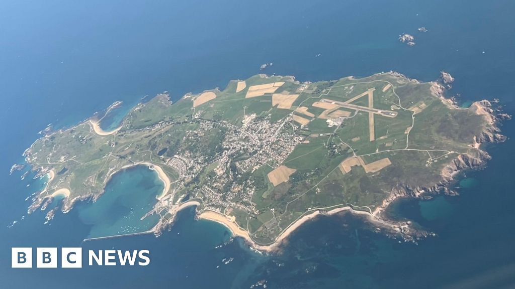 Planning officers back Alderney Airport runway proposals