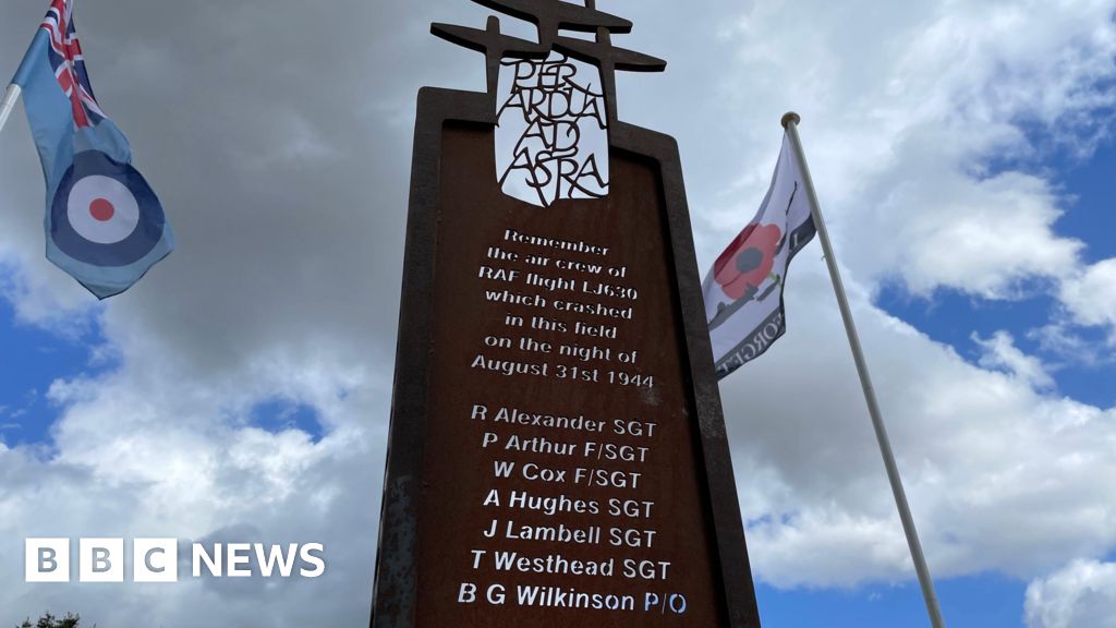 Memorial for Derbyshire WW2 crash airmen is unveiled