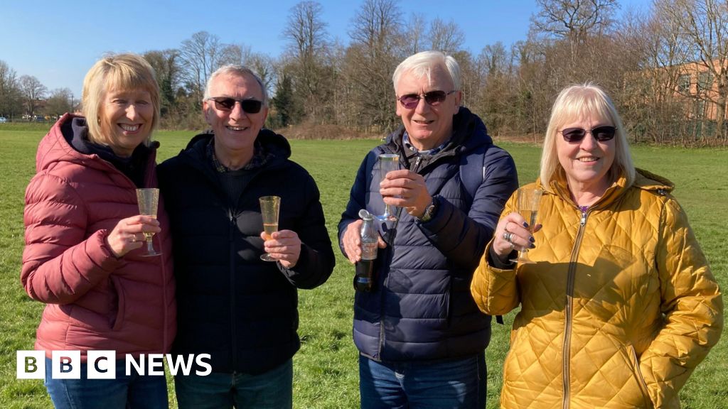 Campaigners celebrate U-turn on Daventry playing field sale - BBC News