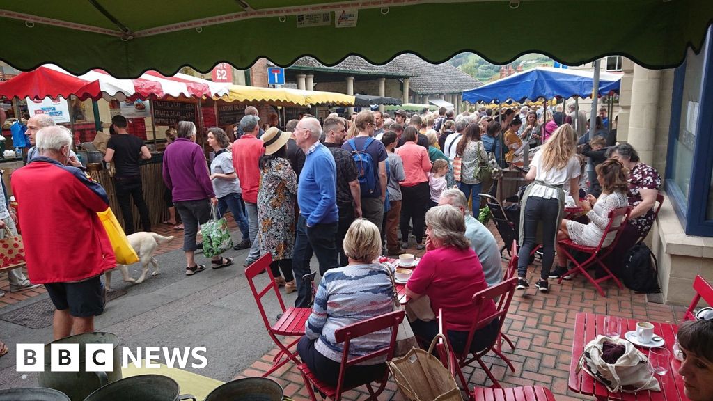 Stroud Farmers' Market celebrates 25 years supporting farmers - BBC News