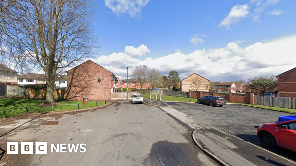 Nottingham: Boy arrested after man threatened with machete