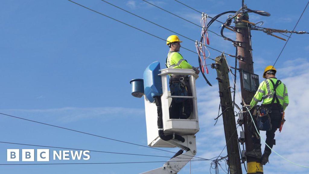 Ofgem: Energy fund seeks greener ways to power homes - BBC News