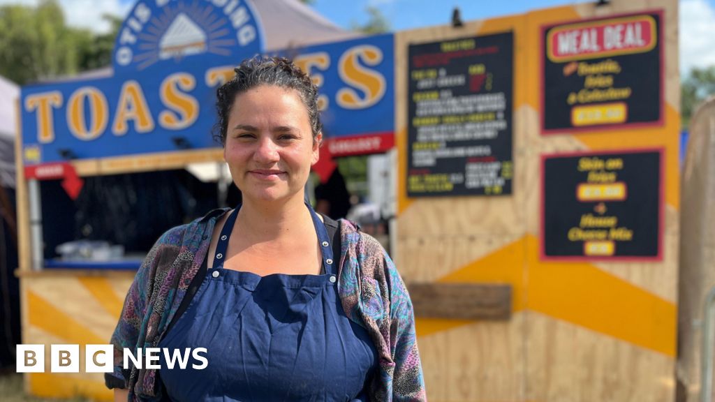 Ipswich chef says making 3,000 toasties at Latitude is dream job - BBC News