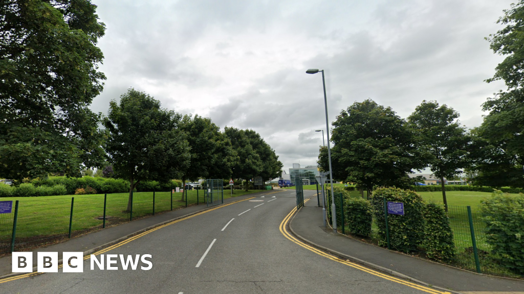 Pupils 'left hungry' at Darlington school due to lunch queues, mum says ...