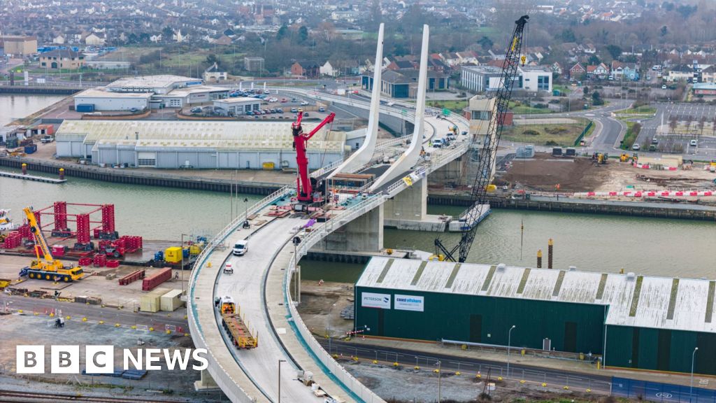 Final stage of Gull Wing Bridge installation begins in Lowestoft - BBC News