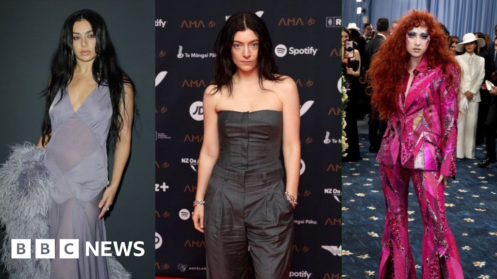 Lorde plays Standing or Sitting Down with Greg James - BBC News