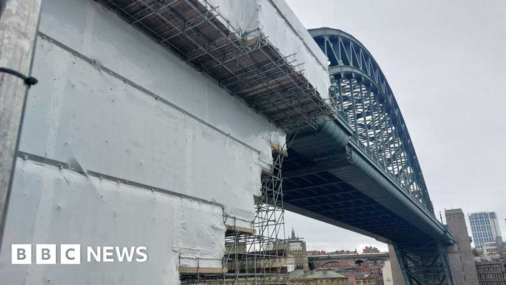 Tyne Bridge repairs: Drivers warned of delays up to 40 minutes - BBC News