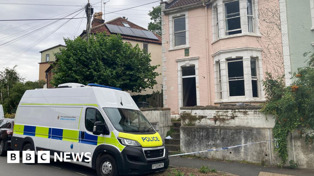 Police set up Bristol cordon as more Elbit raid arrests made - BBC News