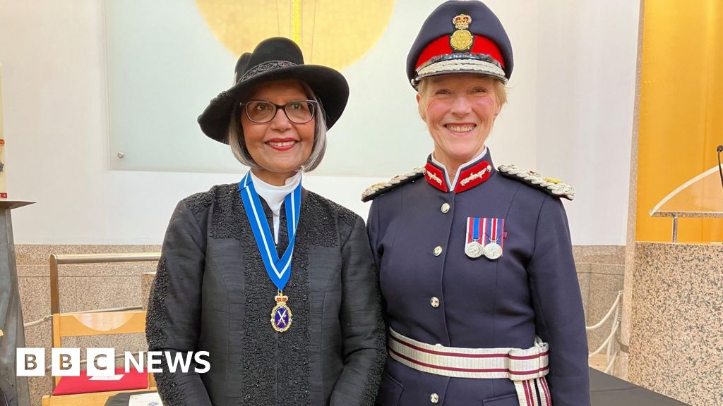 Woman becomes first Muslim High Sheriff of Buckinghamshire - BBC News