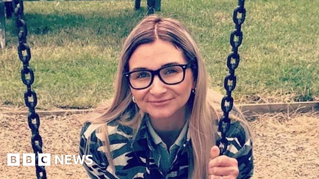 Burton Latimer man admits murdering wife Isobella Knight - BBC News