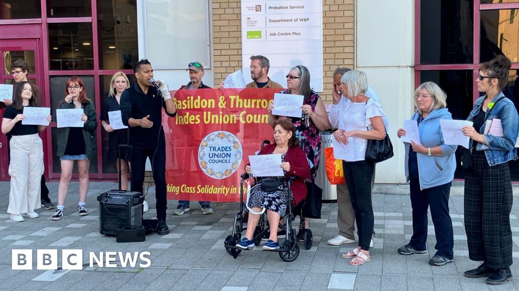 Basildon residents call for answers over future of homes - BBC News