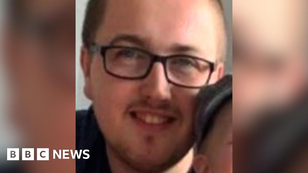 Man jailed for head-on crash in Hertfordshire that killed father - BBC News