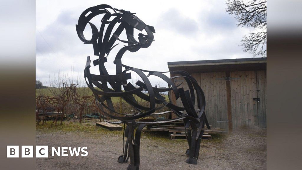 Kirkby Lonsdale artist donates sculpture to fire-hit town - BBC News