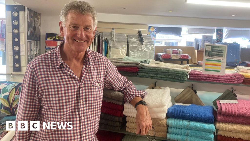 Witney high street blanket shop to close after 70 years - BBC News