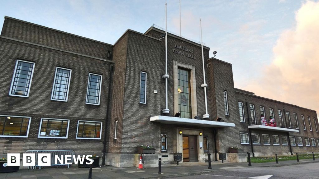 Havering council: Staff sickness 'unsustainable' opposition says