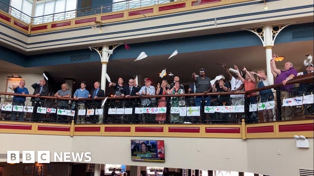 Stoke-on-Trent events honour Spitfire designer Reginald Mitchell - BBC News