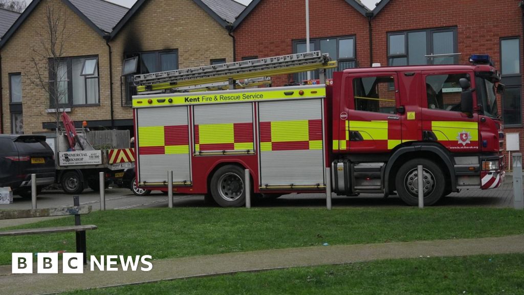 Kent: Firefighters tackle bedroom fire in Sittingbourne - BBC News