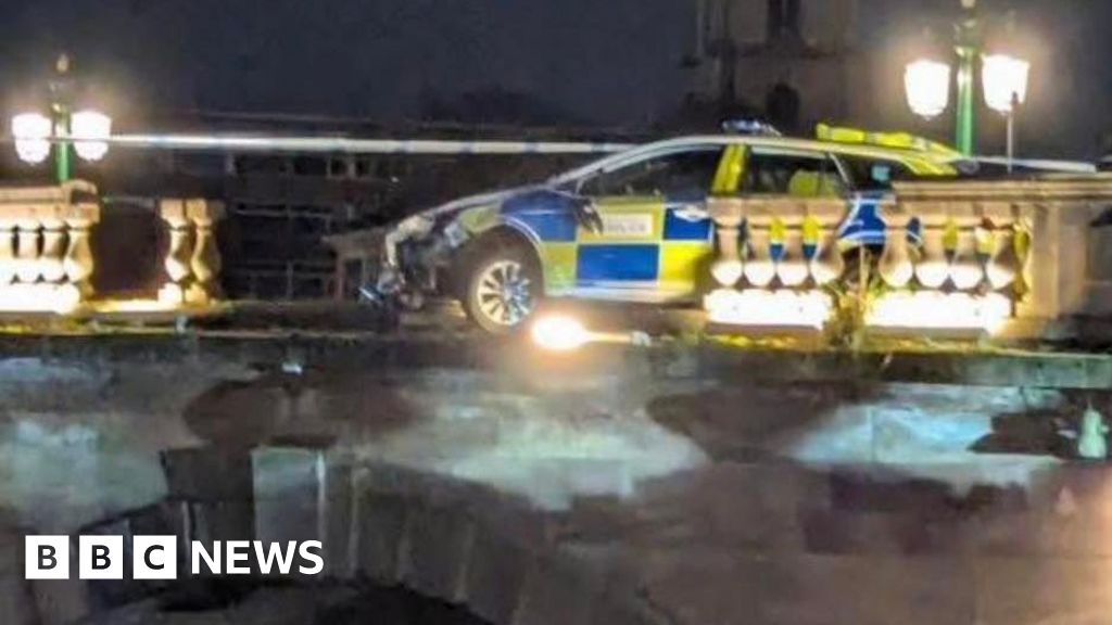 Police car crashes through Worcester Bridge barrier