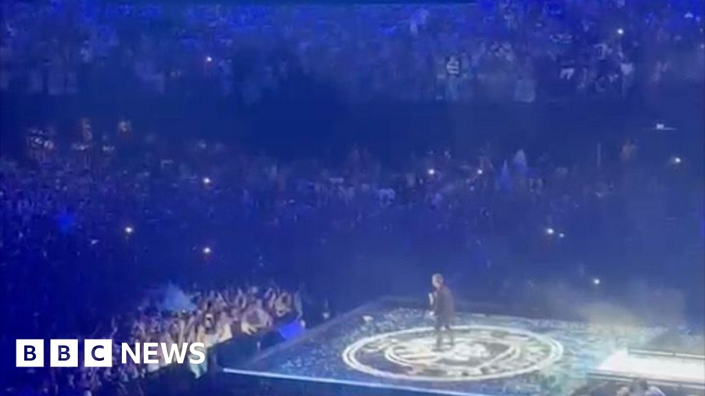 Noel Gallagher takes to stage during Man City celebrations - BBC News