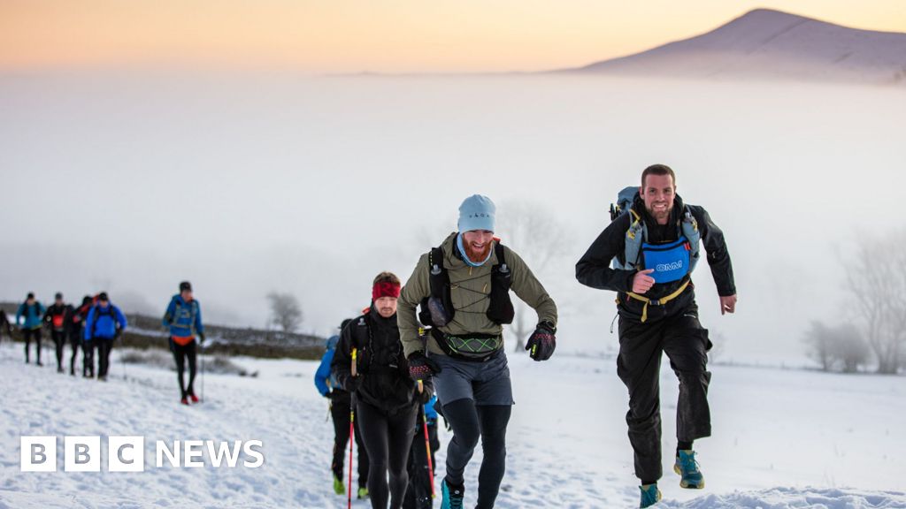 Spine race: The brutal ultramarathon that half of runners finish - BBC News