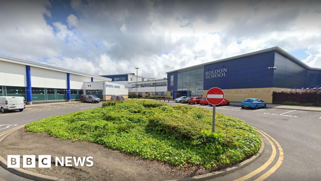 Ban for Boldon School teacher who sent sexual messages to 'child' - BBC News