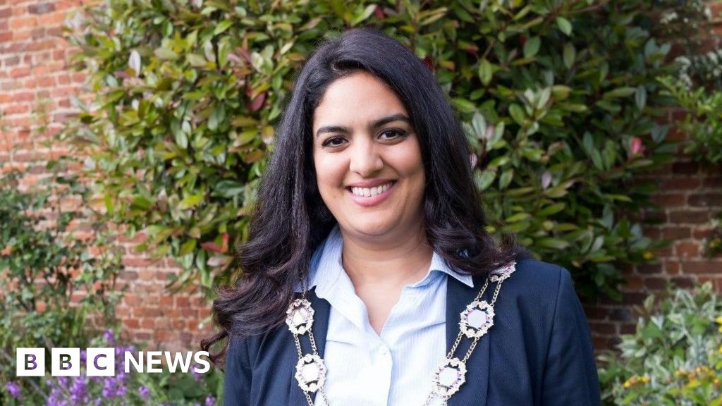 First woman mayor for Gerrards Cross hopes to inspire others - BBC News