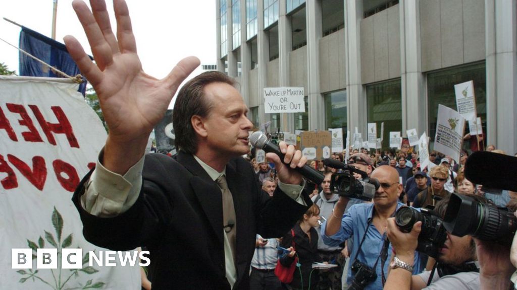 Marijuana advocates sceptical about Canada path to legal pot - BBC News