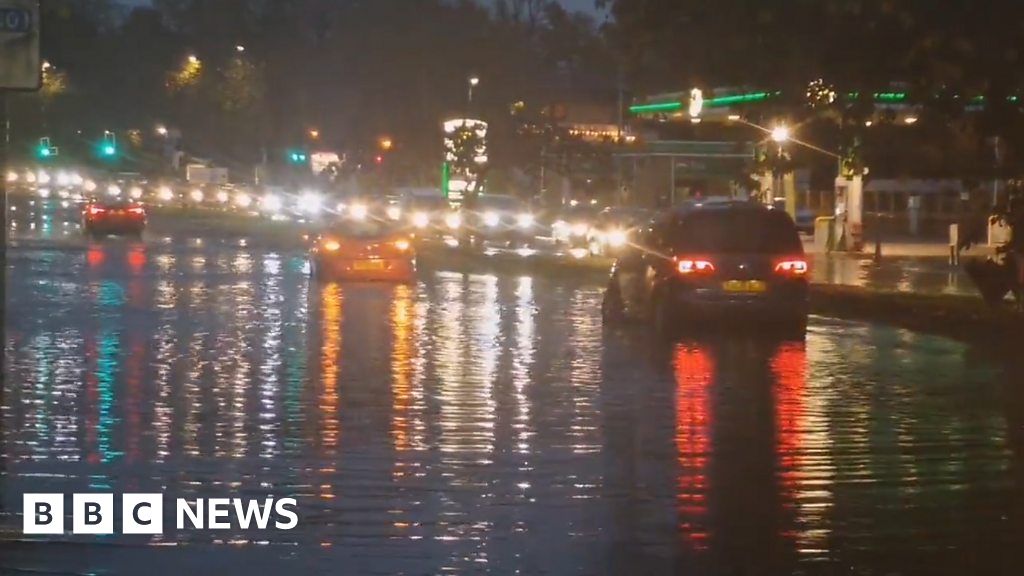 Flooding slows traffic in Glasgow following downpour - BBC News