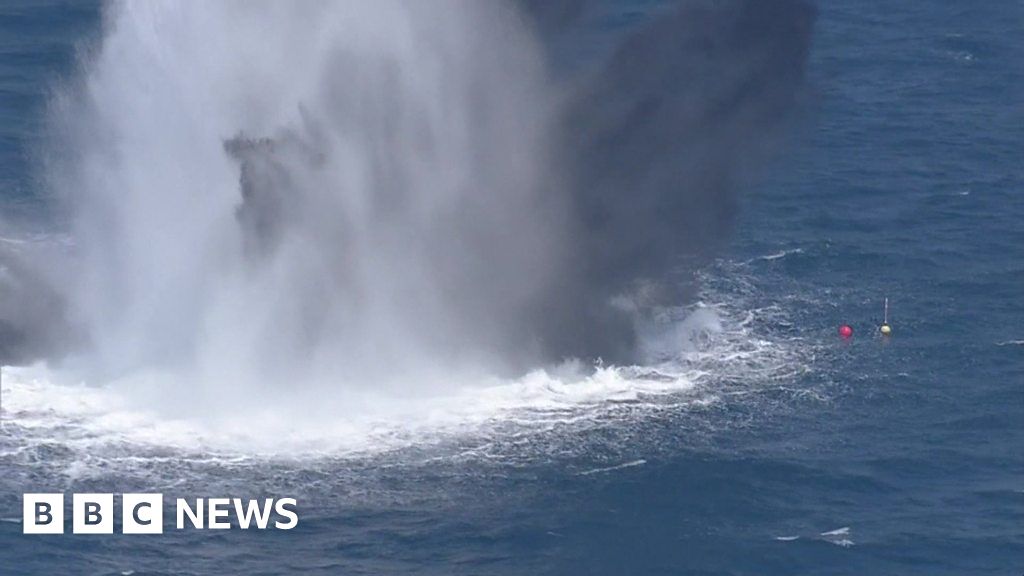 WW2 bombs blown up at sea in Japan - BBC News
