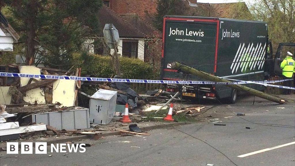 Horsmonden crash lorry hits Grade II listed building - BBC News