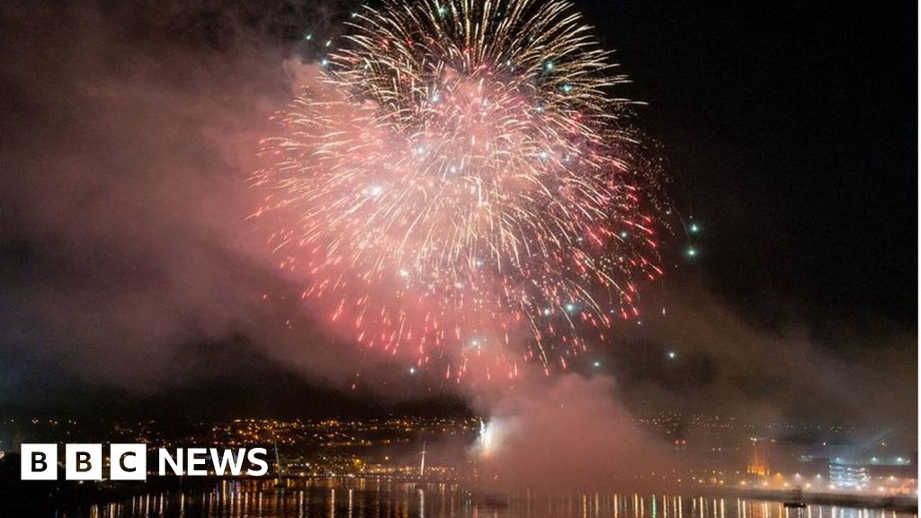 50,000 attend Derry Strabane Halloween festival and fireworks - BBC News