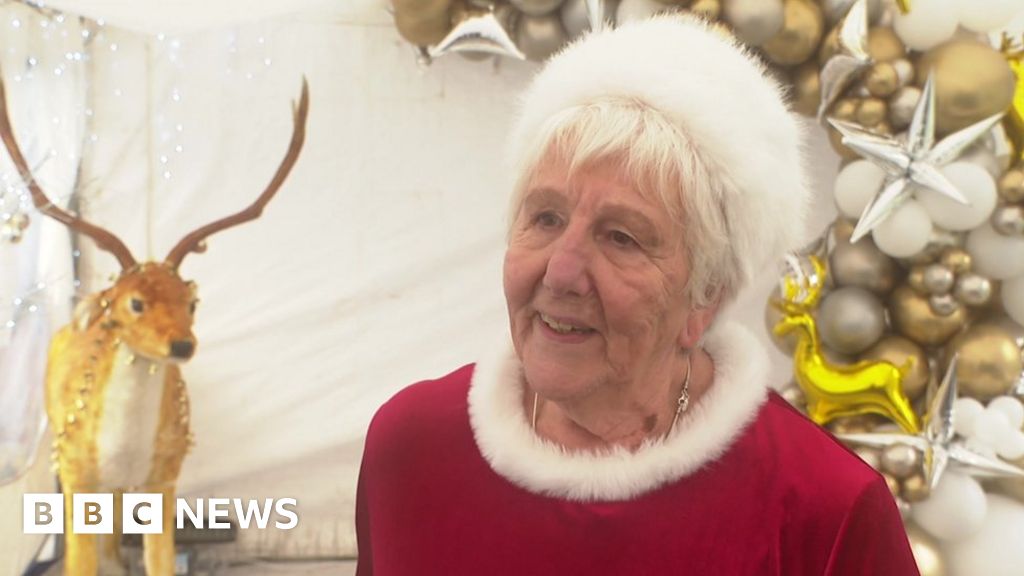 Bingley: Grandparents' joy at do-it-yourself Santa's grotto - BBC News