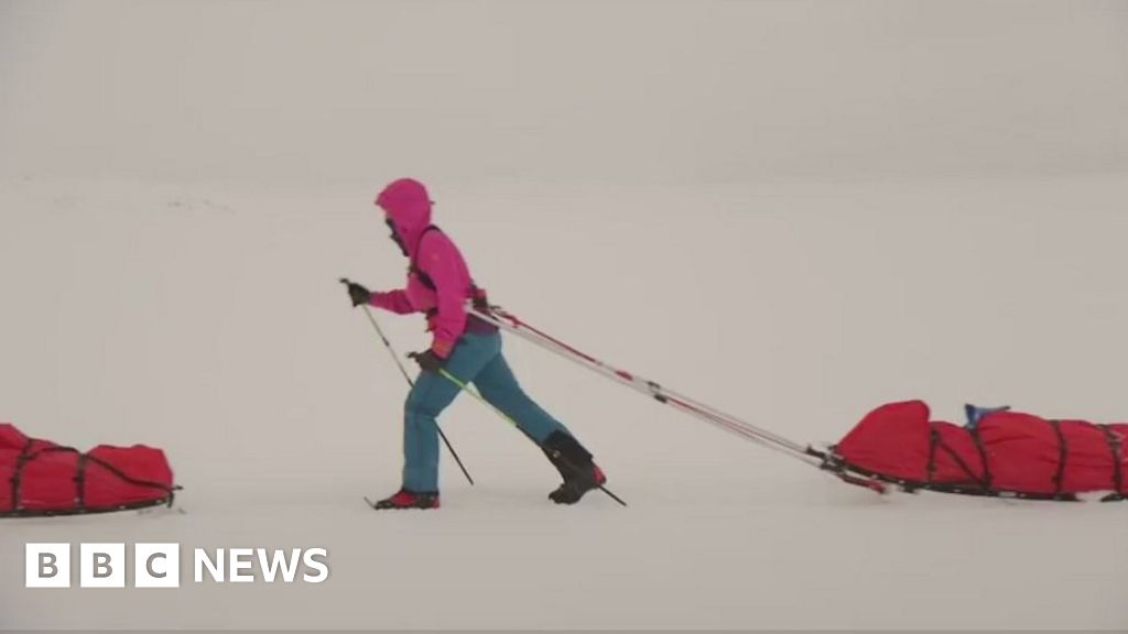 How female explorers face challenges of south pole trek - BBC News