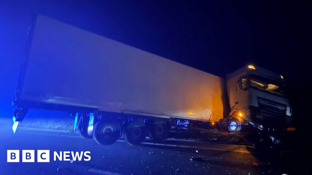 A34 shut northbound Chieveley-Chilton after jack-knifed lorry crash