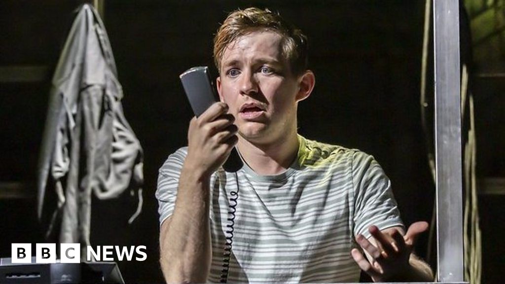 War Horse actor salutes '80s gay Soho in one-man show - BBC News