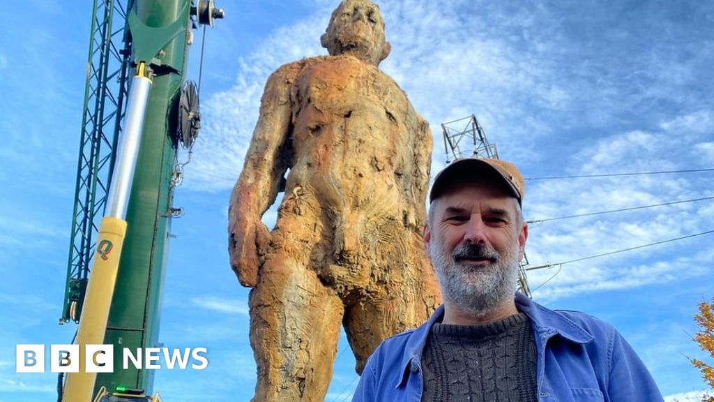 Giant Yoxman statue erected in Suffolk - BBC News