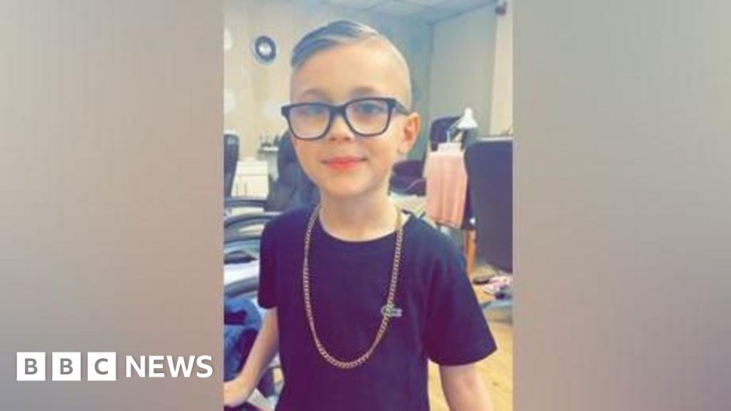 Hartlepool mum thanks public after son suffers seizure - BBC News