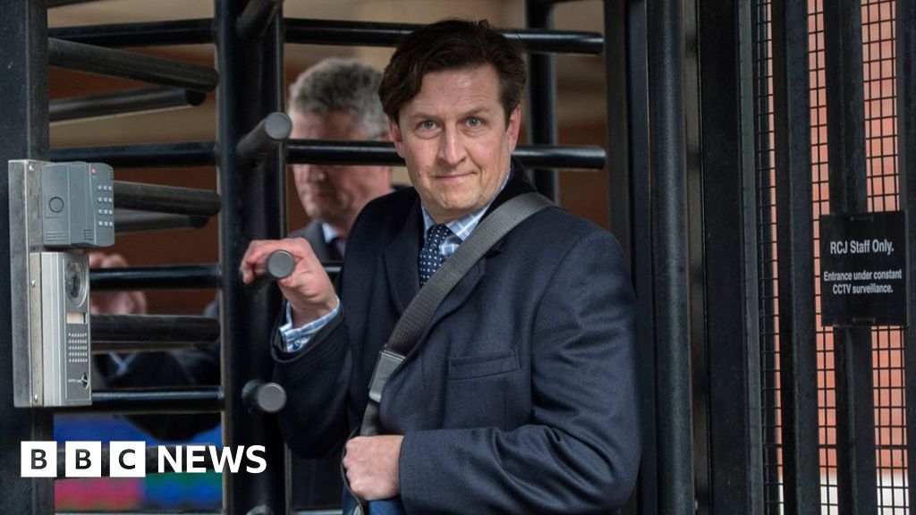 Ex-captain David Axon loses privacy case against MoD - BBC News