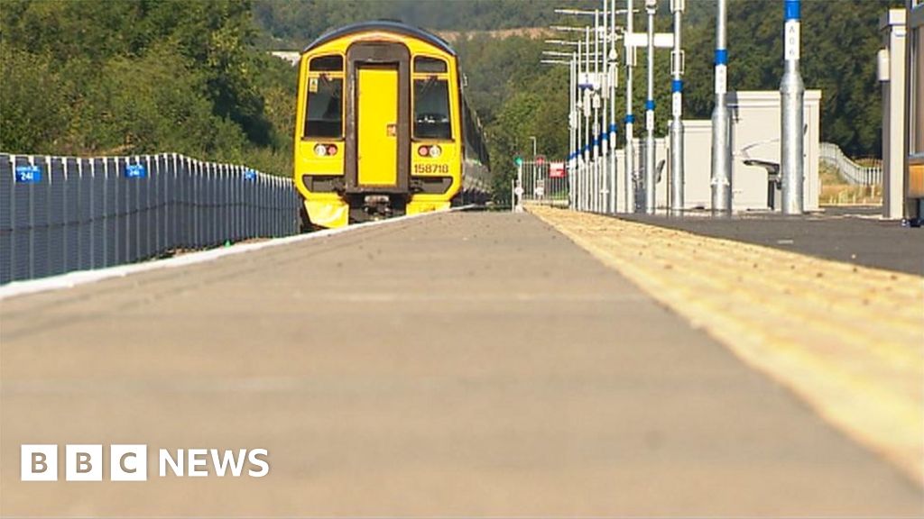 First commuters on reopened Borders railway - BBC News