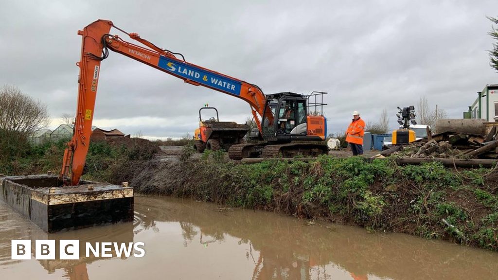 Bridgwater and Taunton Canal dredging work starts - BBC News