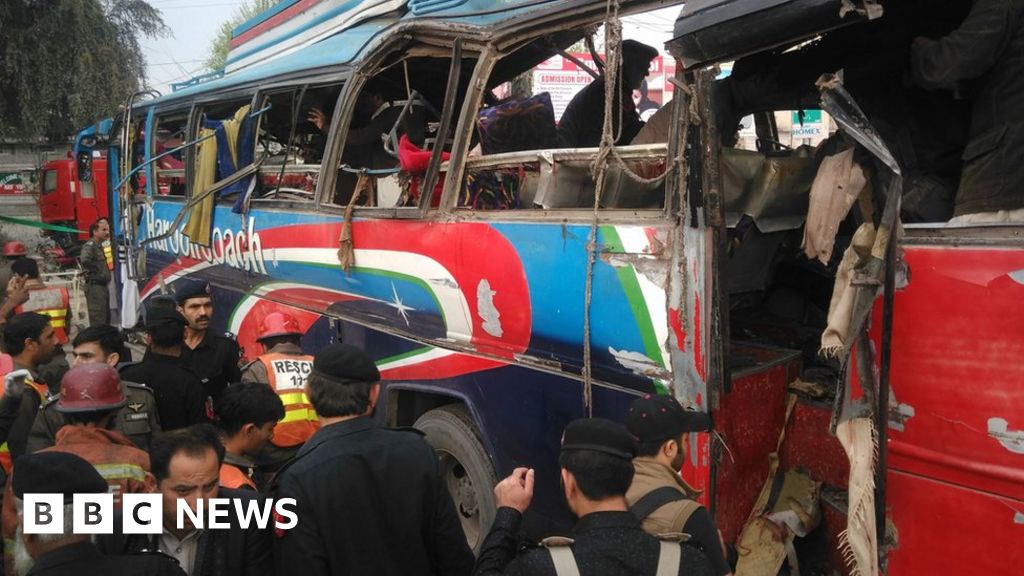 Pakistan: Bus bomb explosion kills 15 in Peshawar - BBC News