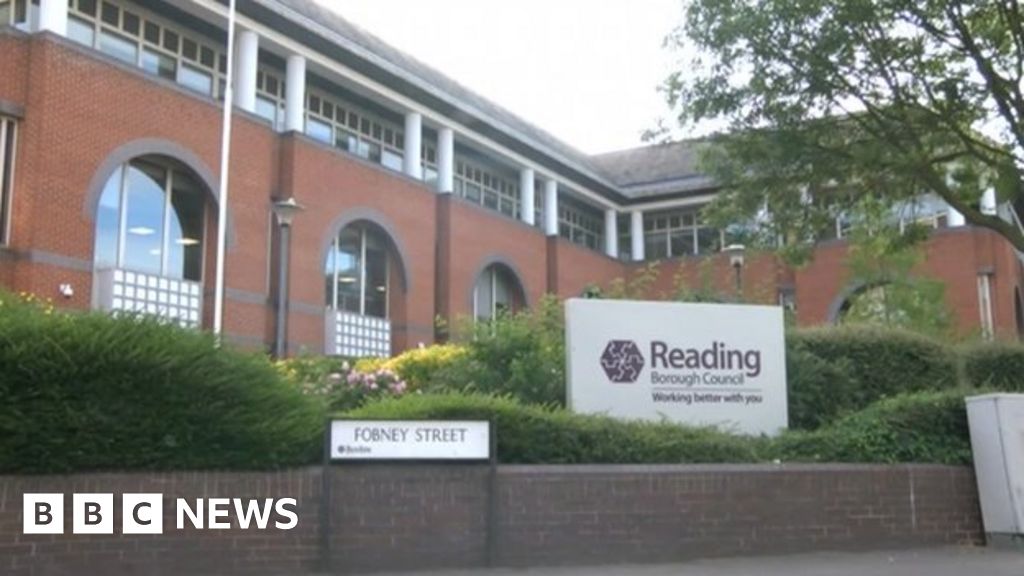 Reading Borough Council poised to cut 200 jobs - BBC News